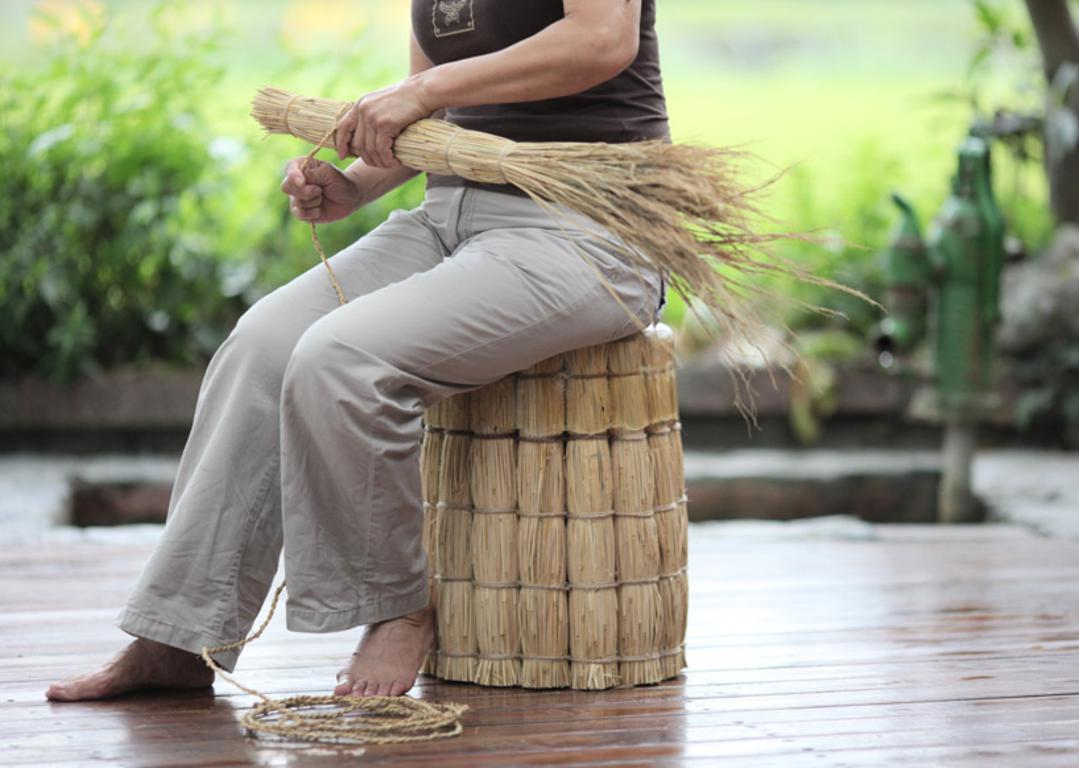 Gina hsu + nagaaki shaw: Ghế làm từ Rơm