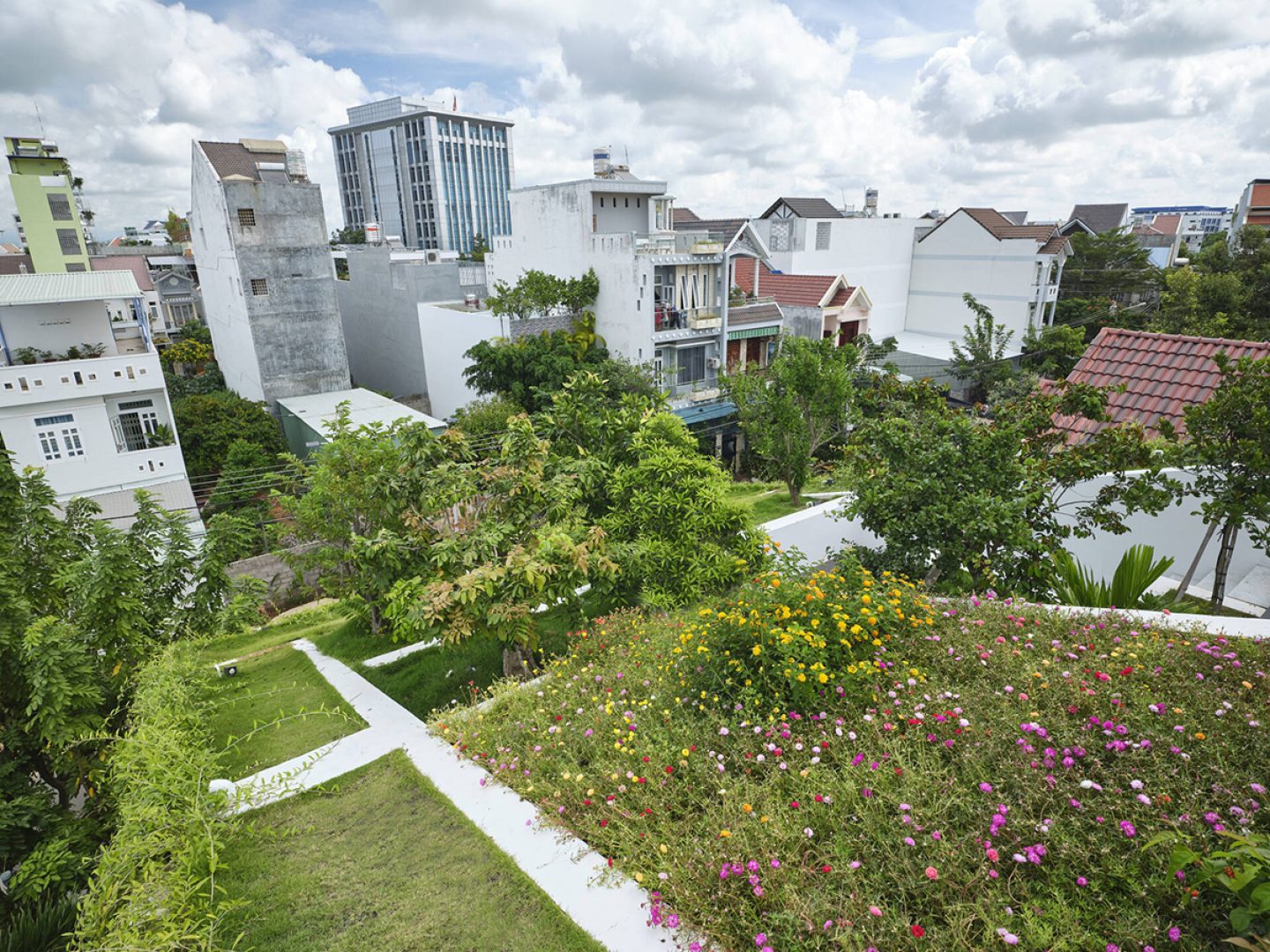 Bi House: Ngôi nhà có cả khu vườn xanh trên mái | MM Home